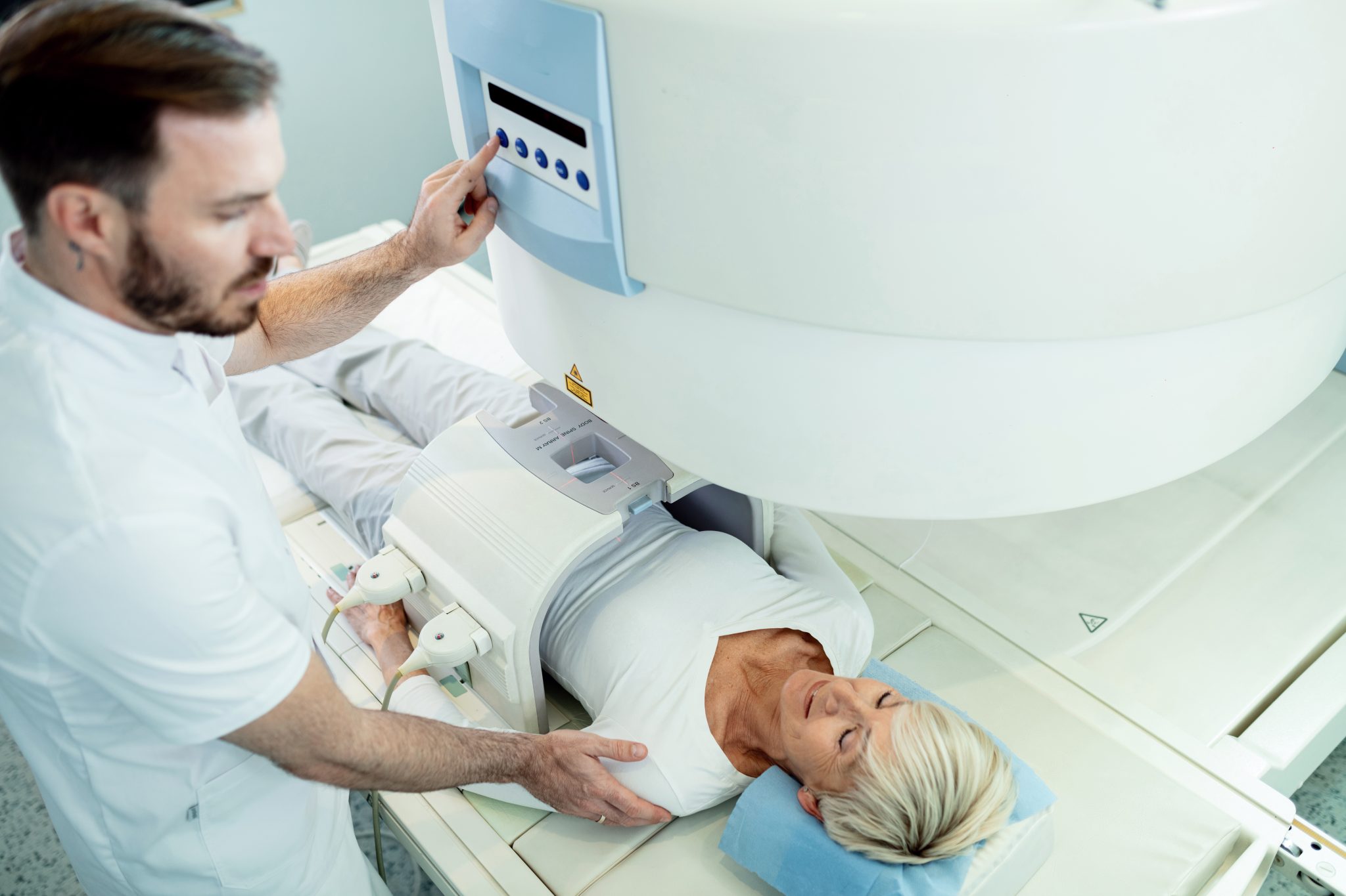 Difference between CT Scan and MRI - NeuroAiD™